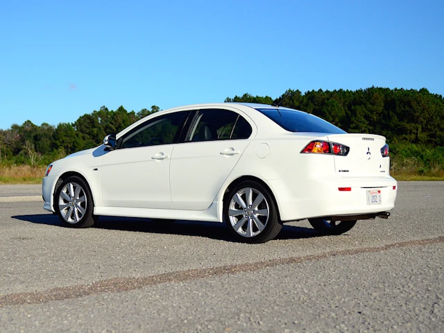 2015 Mitsubishi Lancer Review | CARFAX Vehicle Research
