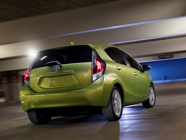 2015 Toyota Prius Review | CARFAX Vehicle Research